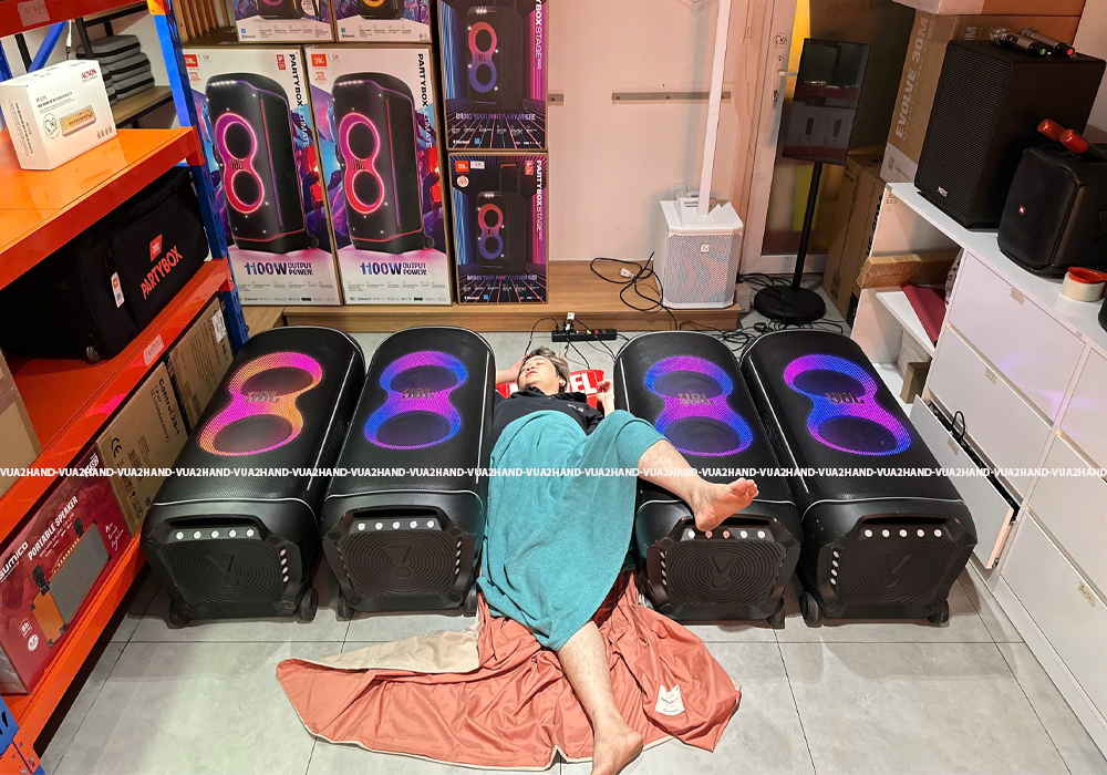 Test âm thanh 4x loa JBL PartyBox Ultimate khi nằm ngủ cạnh